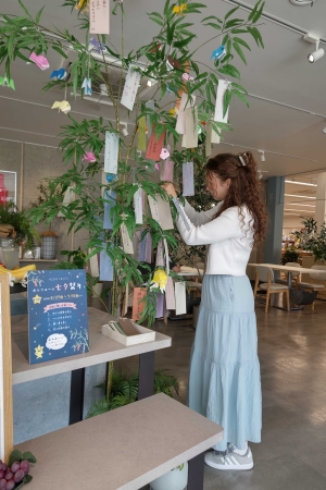 Welcome, Erica! 留学生Ericaさんが体験！日本の「贈る文化」に触れて。 | 株式会社アデリー